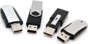 Hard Drives vs Flash Drives (Differences, Speed, Price)